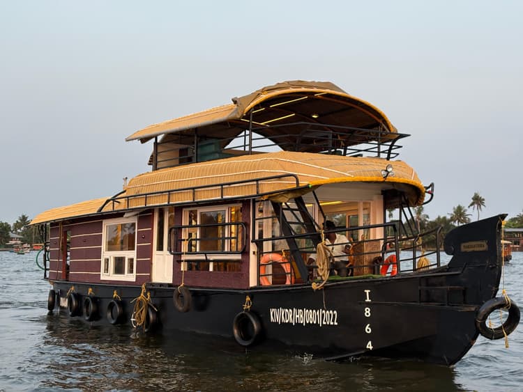 HouseBoatCompany — Luxury Houseboat Experiences
