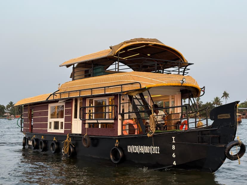 HouseBoatCompany — Luxury Houseboat Experiences